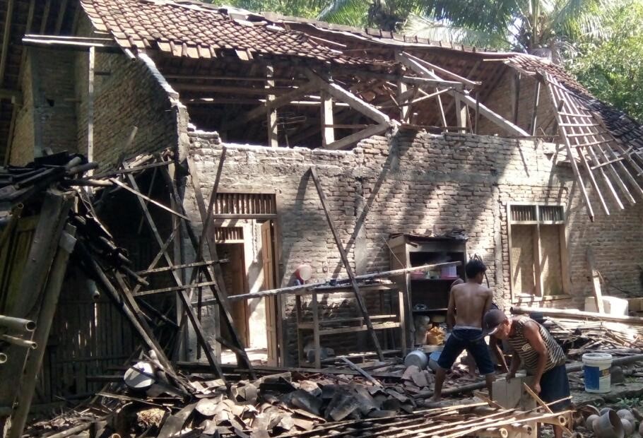ATAP RUMAH RUNTUH - Kalurahan GULUREJO Kapanewon LENDAH Kabupaten KULON ...